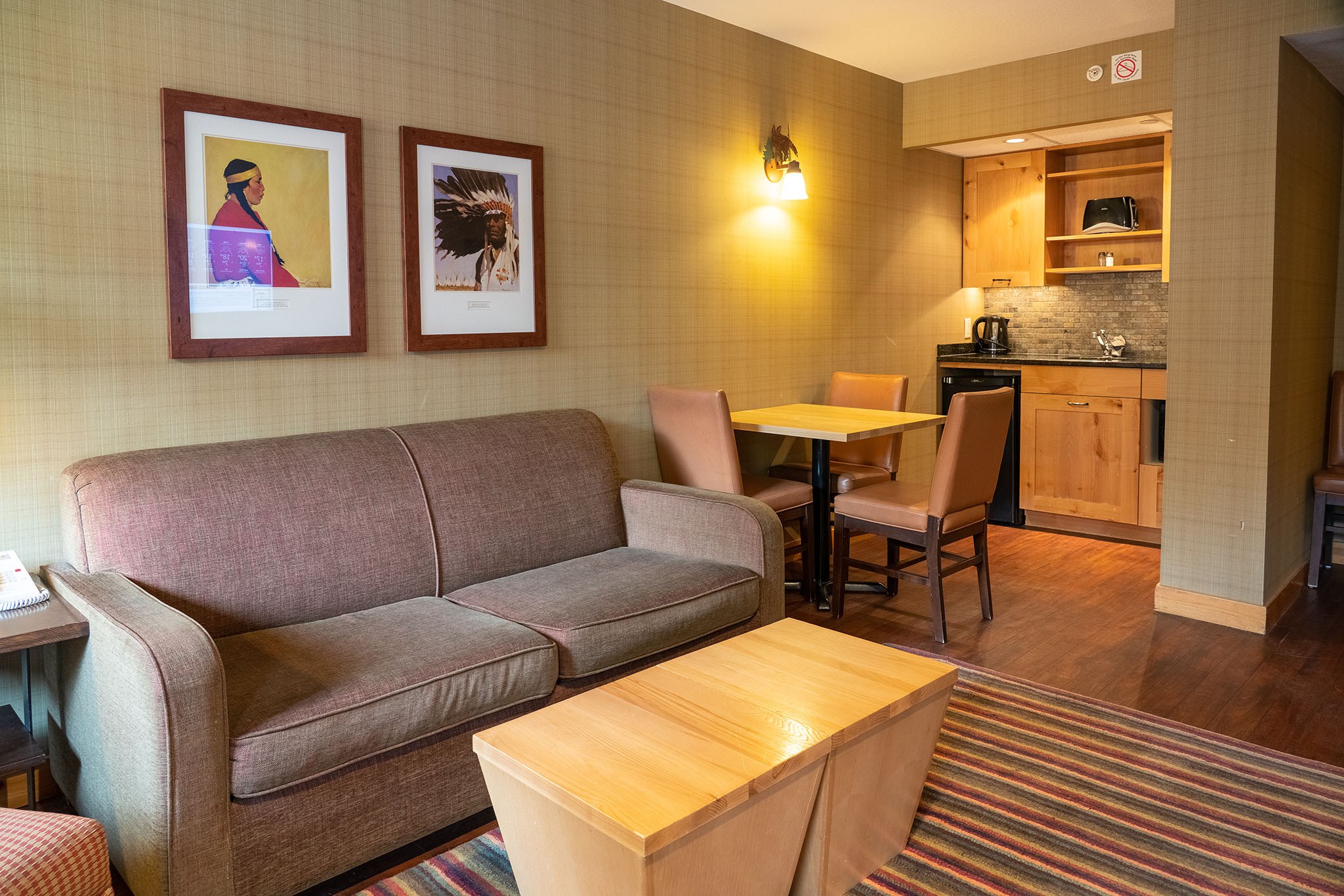 رزرو هتل Fox Hotel & Suites در Banff | علی بابا